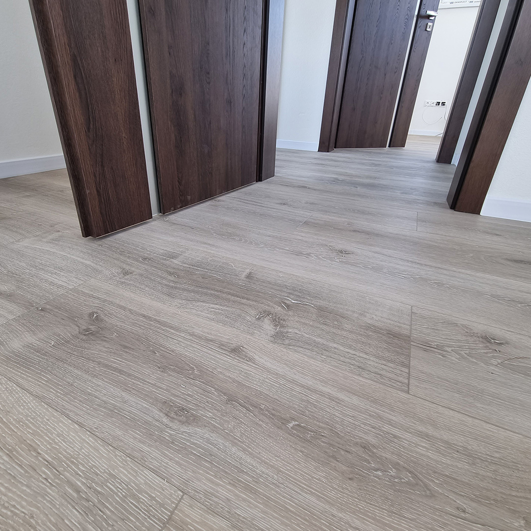 Foto realizácia: Kompozitná podlaha SPC Dub šedý bielený | PARADOR